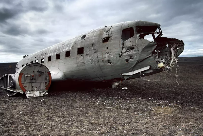 アイスランド、Soulheimasandur 1973年11月、米空軍のダグラスC-117Dがアイスランドの南海岸に緊急着陸しました。その後、すべての貴重な部品が飛行機から取り外され、航空機自体が切断され、同じ場所に置かれたままになりました。レイキャビクから車でわずか2時間です。