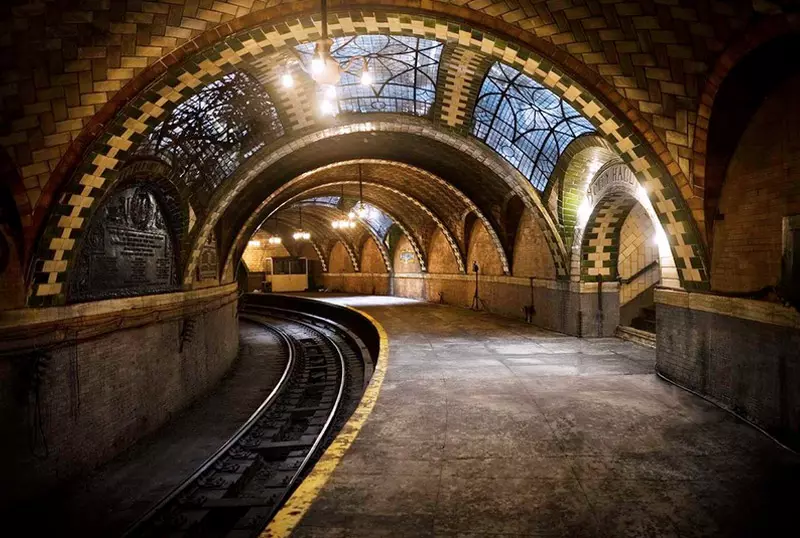 City Hall Station, New York City Hall, den mest storslåede metrostation i New York City, blev lukket i 1945. At komme ind i det for en dødelig er en temmelig vanskelig opgave, men ikke desto mindre mulig. At se glasmalerier, århundredgamle fliser og lysekroner med egne øjne er muligt, hvis du er så heldig at snuppe et sted på en særlig rundvisning i NYC Transportation Museum.