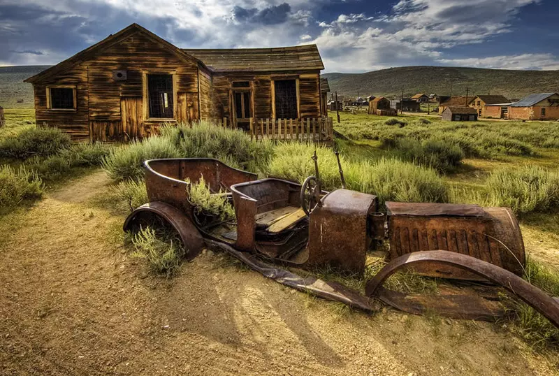 Bodie, Californien Mono County, Californien, blev grundlagt i 1860 under guldrusen. Da priserne på dette ædle metal begyndte at falde, begyndte folk hurtigt at forlade byen. Ved 1900 -tallet havde Bodie stort set ingen indbyggere tilbage, og stedet var blevet en spøgelsesby. Takket være det tørre klima har omkring 170 bygninger overlevet i byen i samme form som for 70-100 år siden. Der afholdes guidede ture her fra slutningen af ​​maj til slutningen af ​​september.