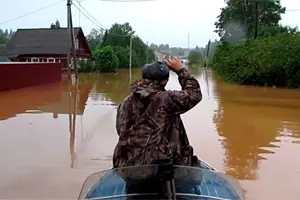 Novgorod eskualdea hondoratzen ari da: hiri osoak ur azpian hondoratzen ari dira