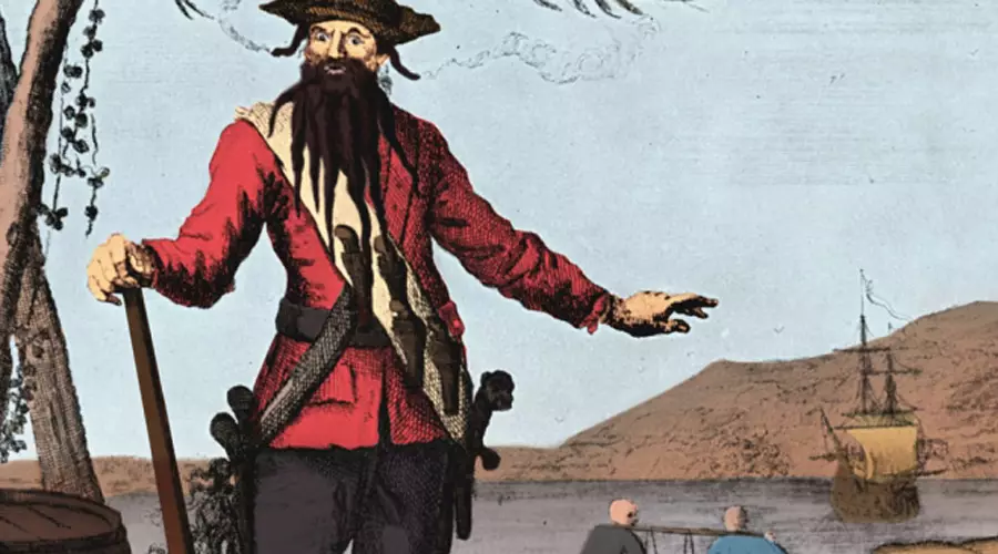 Tarixin ən məşhur qulduru olan Blackbeard's Treasure Edward Teach, karyerasına İspan Vərəsliyi Döyüşü əsnasında İngilis bir şəxsi olaraq başladı. 1716-1718-ci illərdə Blackbeard və 40 silahlı flaqmanı Kraliça Anne's Revenge, Qərbi Hindistanları və Şimali Amerikanın Atlantik sahillərini qarət etdi. Hiyləgər quldur, oğurlanmış xəzinələri Virciniyadan Chesapeake Körfəzindəki Karib dənizinə və Kayman adalarına qədər kiçik adalarda basdırdı. Bəzi hissələr tapılıb, digərləri isə qanadlarda gözləyir.