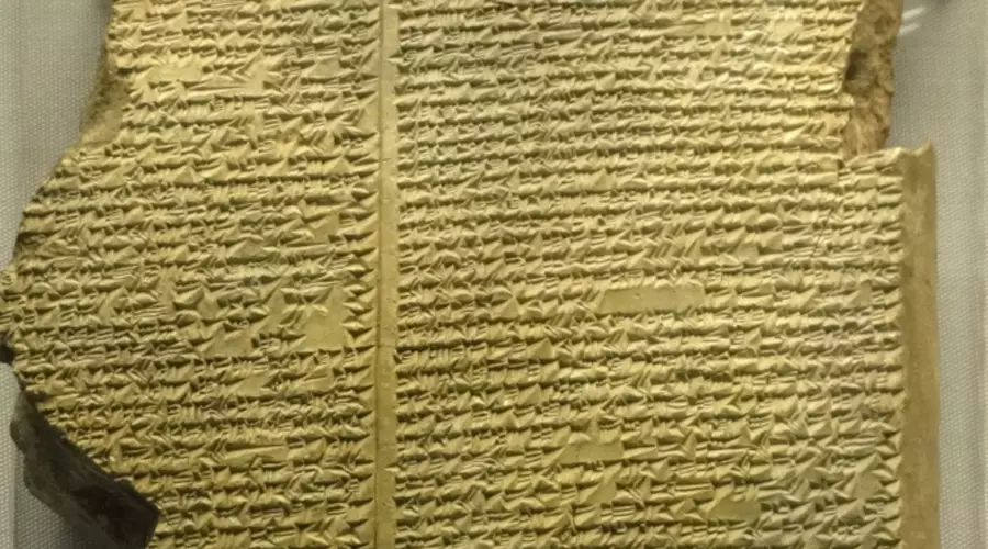 Leabharlann Ashurbanipal Bunaíodh an leabharlann is sine ar domhan timpeall an 7ú haois. Bhailigh an rialtóir Assyrian, Ashurbanipal, a raibh grá aige do leabhair, an chuid is mó dá bhailiúchán mór le linn concas na Bablóine agus tíortha eile máguaird. Níor aimsigh seandálaithe an leabharlann ach i lár an 19ú haois agus anois coimeádtar iarsmaí leabhar cré i Músaem na Breataine.