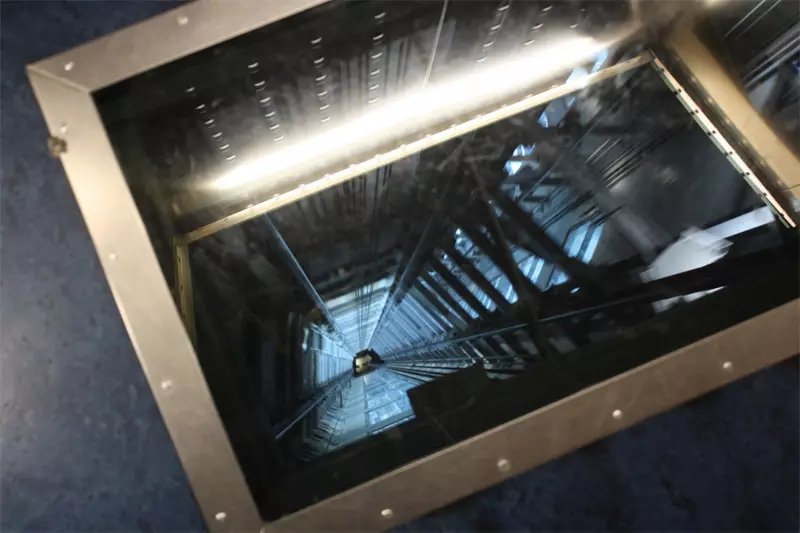 O chan do ascensor da torre Sky de 328 metros no centro de Auckland está parcialmente feito de vidro. Mentres o ascensor sube cara arriba a unha velocidade de 18 km / h, un abismo medra baixo os pés dos pasaxeiros.