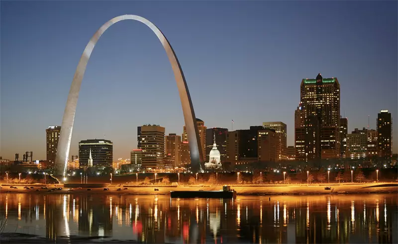 Per evitare che i visitatori debbano salire più di 1.000 gradini fino alla cima del monumento più alto degli Stati Uniti, Gateway Arch a St. Louis, il monumento è stato dotato di un ascensore. Le porte della cabina sono in vetro, in modo che i visitatori possano vedere la struttura interna dell'edificio.