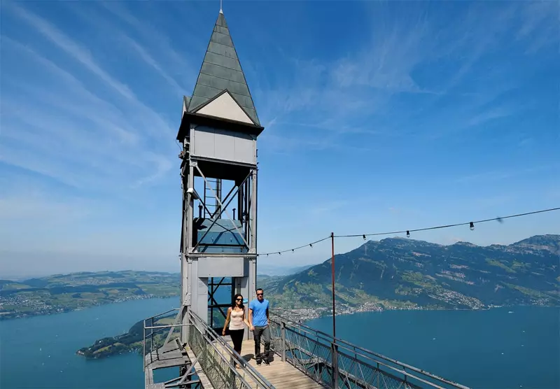 IHammetschwand Hill, enobude obungamamitha ayi-1,132, iyindawo ephakeme kunazo zonke yeNhlonhlo yaseBürgenstock. Ungafinyelela phezulu nge-elevator esheshayo, ekhuphukela ekuphakameni kwamamitha ayi-152 ngaphansi komzuzu.