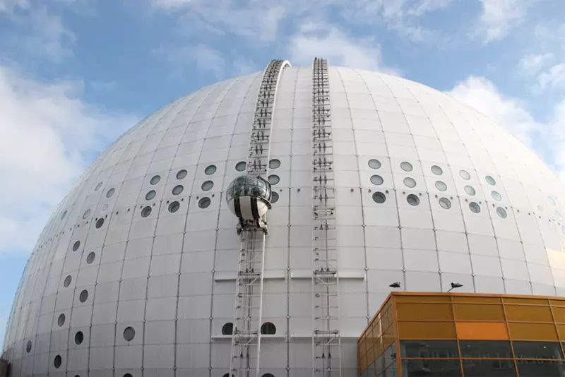 O ascensor SkyView ofrece unha vista aérea de Estocolmo. A unha velocidade de 1 m / s, a góndola de vidro móvese ao longo do tellado da estrutura esférica máis grande do mundo, o Globe Arena, e entrega aos seus pasaxeiros 130 metros sobre o nivel do mar.