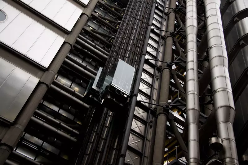 O segundo nome do edificio Lloyd en Londres é a casa por dentro. Recibiuno polo feito de que os arquitectos colocaron comunicacións de enxeñaría, escaleiras e ascensores no exterior. As paredes dos 12 ascensores son de vidro, o que proporciona unha vista sen obstáculos da contorna durante o ascenso. Só os empregados teñen acceso ao edificio, pero durante a Open House anual de Londres calquera pode entrar no edificio Lloyd e dar un paseo no ascensor.