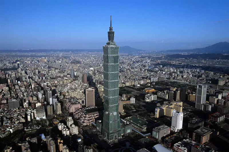 Na lista dos edificios máis altos do mundo, Taipei 101, situado en Taipei, obtivo só o 5o posto, pero os ascensores do rañaceos son inigualables en velocidade e son considerados os ascensores máis rápidos do mundo. Suben a unha velocidade de 60,6 km / h. O percorrido desde o quinto andar ata a plataforma de observación en 89 leva só 39 segundos.