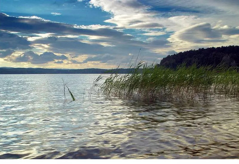 Karachay, Russia Gli scienziati di Atomic andranno in questo lago solo in un caso: per porre fine alle loro vite con una morte dolorosa. L'immagine idilliaca nasconde tutti gli isotopi conosciuti degli elementi radioattivi più letali, dallo stronzio al plutonio, dopo l'incidente di Kyshtym del 1975. Le misurazioni del 2017 hanno mostrato che meno di un'ora di permanenza sulla riva del lago senza una tuta completa di protezione chimica e radio dà una dose di radiazioni quasi letale. I pescatori amano alcune parti del lago, perché vi nuotano pesci di dimensioni senza precedenti. Anche questi temerari non osano mangiarlo.