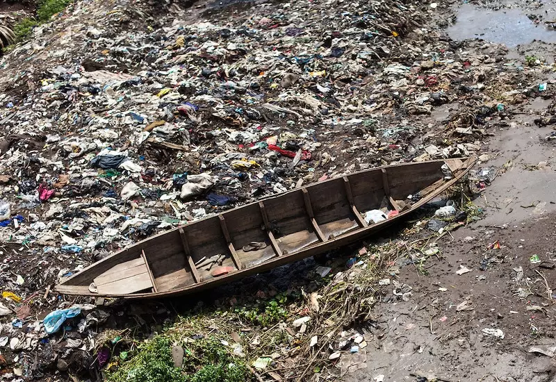 Sitarum, Indonesia L'Oceano Indiano è enorme. L'arcipelago indonesiano è il più grande del mondo. Ma i problemi con l'acqua potabile sono iniziati lì molto prima della rivoluzione industriale. Ora almeno 300 milioni di persone sono costrette a bollire la brodaglia solo per bere acqua - e questo è in un clima tropicale. I rifiuti di più di cento imprese chimiche confluiscono nel lago Sitarum. Molti si ritrovano anche nelle risaie. Nel 2011, il governo ha promesso di risolvere la situazione. Il costo del progetto di riabilitazione del lago di 15 anni è stato stimato in $ 4 miliardi.La situazione sta gradualmente migliorando.