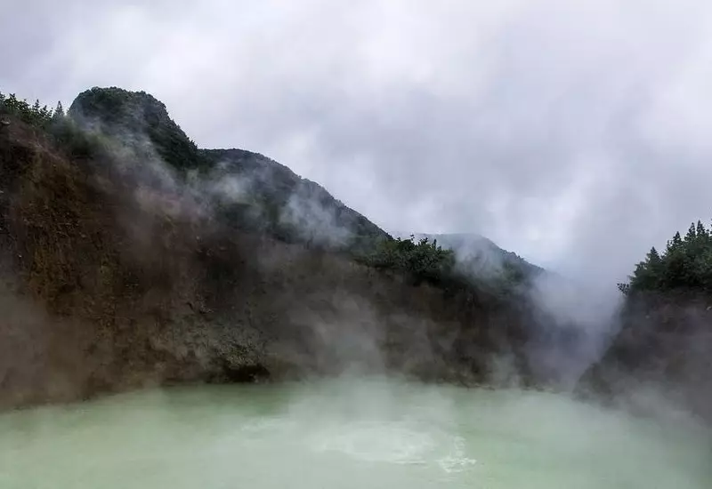 Boiling Lake, Dominikanische Republik Dies ist nicht Kamtschatka und nicht Yellowstone, aber der Dominikanische Boiling Lake gilt als die zweithöchste Wassertemperatur der Welt. Dies ist kein Geysir-Tal, sondern ein vollwertiger See. Es liegt im Tal des Nichts - der sprechende Name ist darauf zurückzuführen, dass bei einer Temperatur am Ufer von 83-93 Grad Celsius je nach Windrichtung überhaupt niemand im See lebt. Die gute Nachricht ist, dass ein so heißer See schnell verkocht. Die schlechte Nachricht ist, dass all diese Hitze direkt aus dem Magmariss kommt, und wenn der ruhende Vulkan erwacht, kann es sowohl in den Tropen als auch in Sibirien richtig heiß werden.