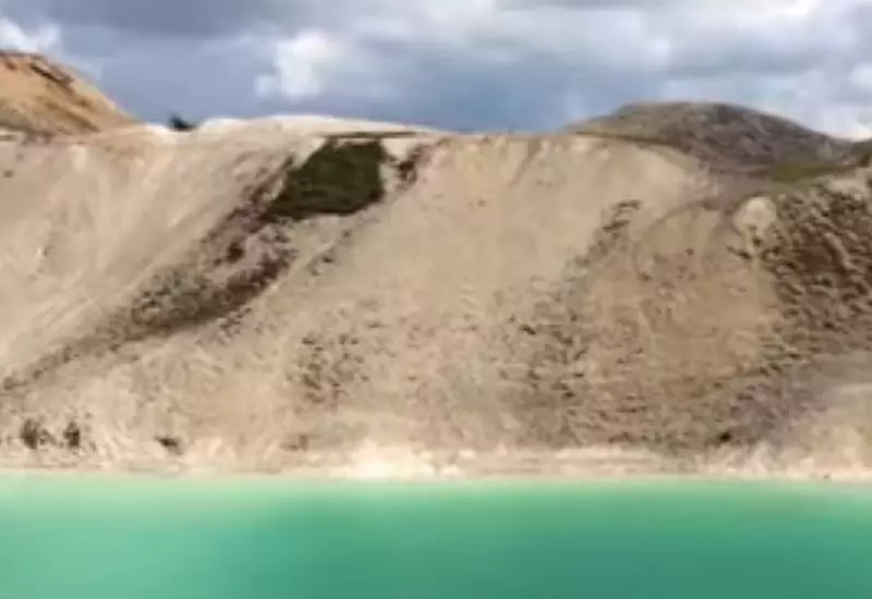 Azure Creek, Regno Unito Azure Creek era una cava nel Devonshire. Sembra fantastico: ma Dio non voglia che tu ci metta anche la mano. Un colore così bello è dovuto alla concentrazione di sostanze tossiche fuori scala anche per gli standard di Chernobyl. Per chiarezza, diciamo che il livello di pH è 11,3 e la candeggina concentrata ha un pH di 12,6. Nessuno si avvicina al lago senza un respiratore, poiché un odore così forte di ammoniaca spaventa anche i topi. Stranamente, la ricerca mostra che l'acqua nel lago si pulisce da sola.