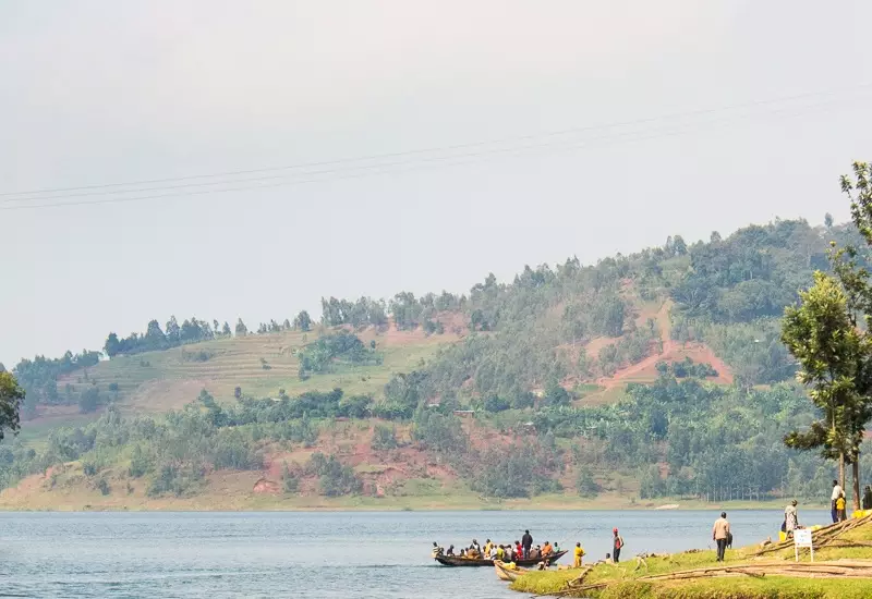 IKivu: ICongo neRwanda Ichibi liseqhulwini lempi yesizwe eqhubekayo isikhathi esingaphezu kwengxenye yekhulu leminyaka. Lokhu kukodwa kukwenza kusongele impilo kakhulu. Kepha imvelo uqobo lwayo yadala lo mngcele wamazwe alwayo: i-methane ne-carbon monoxide zihlala zikhishwa ekujuleni; lapho ivolumu eyanele isiqoqekile, kwanele ukudubula isibhamu noma ukuphonsa umentshisi. Kwakunamacala anjalo, futhi ayehlala ephela ngokufa kwazo zonke izinto eziphilayo ngaphakathi kwebanga elingamakhilomitha angama-50-100. Kunezintaba-mlilo eziningi ezingaphansi kwamanzi e-Afrika, kodwa lesi sithathwa njengesicashile kunazo zonke.