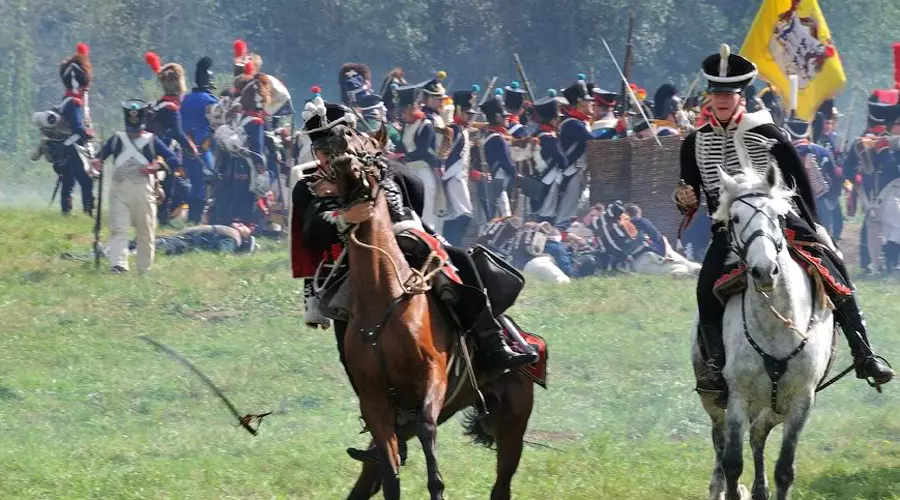 Le problème de la cadence de tir Les tactiques de l'infanterie européenne au XVIIIe avaient définitivement besoin d'être innovées. Toutes les formations de soldats étaient basées sur la faible cadence de tir des mousquets en silicium - si 4 coups par minute peuvent être appelés cadence de tir.