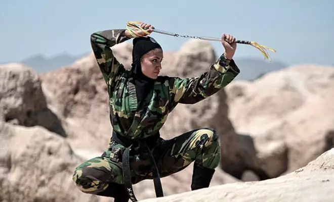 Les dones ninja es preparen per a la batalla al desert iranià