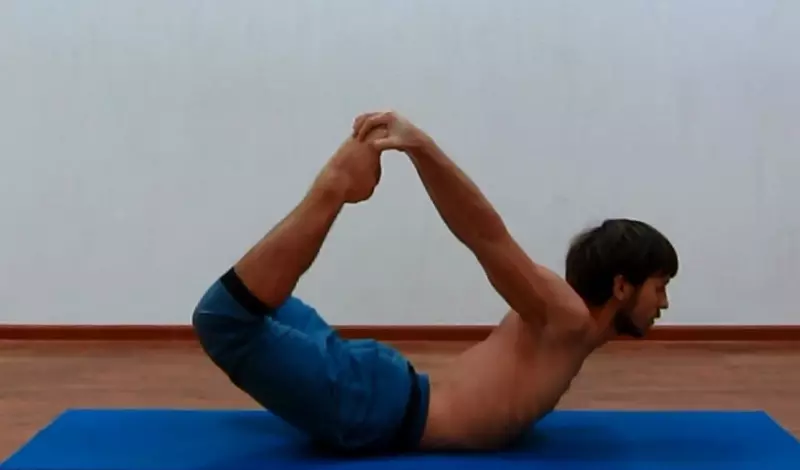 Bow Pose Et un autre exercice de yoga de base qui aidera à étirer la colonne vertébrale. Allongez-vous sur le ventre, puis pliez et soulevez vos jambes, enroulez vos bras autour de vos chevilles. Sentez la tension dans votre colonne vertébrale et votre articulation de la hanche. Effectuez des mouvements lentement et en douceur, à la moindre sensation d'inconfort - arrêtez-vous.