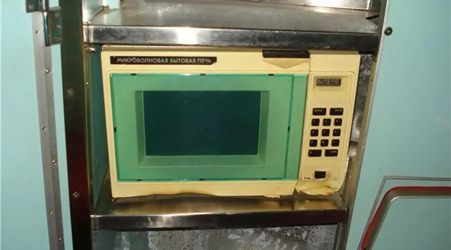 Microwave Igwe injin microwave, nke a na -ahụkarị maka ndị ọgbara ọhụrụ, bụ onye injinia America mepụtara n'oge Agha Ụwa nke Abụọ. Percy Spencer nyochara ebili mmiri redio microwave wee chọpụta mmetụta ha na nri. N'ime ndị agha Amerịka, oven microwave mbụ buru ibu ma ejiri ya mee ihe naanị maka imebi anụ.