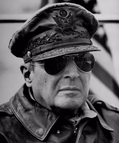 Okuliare Aviators Ray-Ban vynašiel slávny model Aviators v roku 1936. Túto formu okuliarov potrebovali práve vojenskí piloti: chránila sietnicu oka a neprekážala vo výhľade.