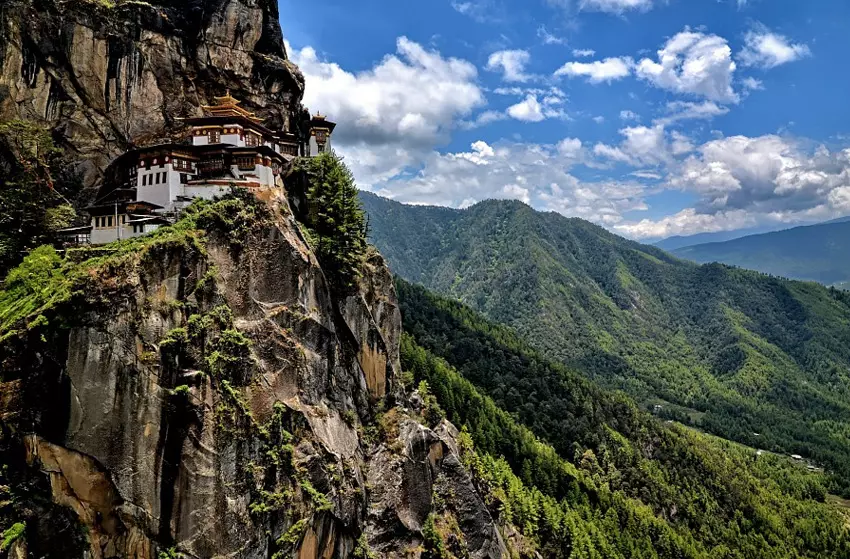 Taktsang Lakhang, Бутан Манастирът е разположен на скала с височина 3120 м, на надморска височина от 700 метра над нивото на долината Паро. Структурата е построена през 1692 г. при владетеля на Gyaltse Tenzin Rabji. Манастирът е издигнат около пещерата Taktsang Senge Samdup, в която медитират от 6-7 век. Сградите на комплекса включват четири основни храма и жилищни сгради. Всички те са свързани чрез стълби, издълбани в скалата. През 1998 г. има голям пожар в манастира. До 2005 г. храмът е напълно възстановен.