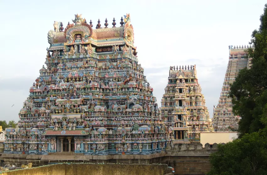 Sri Ranganathaswamy, le complexe du temple hindou Srirangam Vaishnava a été construit au 9ème siècle par les dirigeants de la dynastie Ganges. Plusieurs siècles plus tard, le temple a été restauré et partiellement reconstruit. Le complexe du temple est un mélange d'architectures Hoysala et Vijayanagara. Le bâtiment couvre une superficie de 63 hectares et est le plus grand édifice religieux de l'Inde.