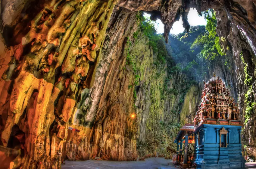 Grottes de Batu, Malaisie Les grottes de Batu ont environ 400 millions d'années. Pendant longtemps, ils ont servi de chasse à la tribu locale Besisi. En 1891, une statue de Sri Muragan Swami a été installée ici et une partie des grottes du complexe a commencé à être aménagée en sanctuaires religieux. Il y a 272 marches menant à la grotte-temple principale. Outre les symboles et attributs religieux, on trouve des stalactites et des stalagmites dans le temple. La hauteur des toiles dans le temple naturel est d'environ 100 mètres.