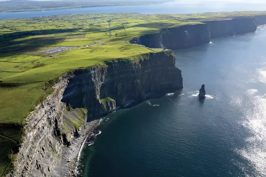 Cliffs of Moher, Ierland Kuskranse wat deur die waters van die Atlantiese Oseaan gespoel word, strek 8 km langs die kus. In verskillende gebiede wissel die hoogte van die rotse van 120 tot 214 meter. Daar word vermoed dat die kranse meer as 300 miljoen jaar gelede gevorm het. Hierdie 'klipreuse' bied 'n wonderlike uitsig wat jaarliks ​​meer as 1 miljoen toeriste lok.