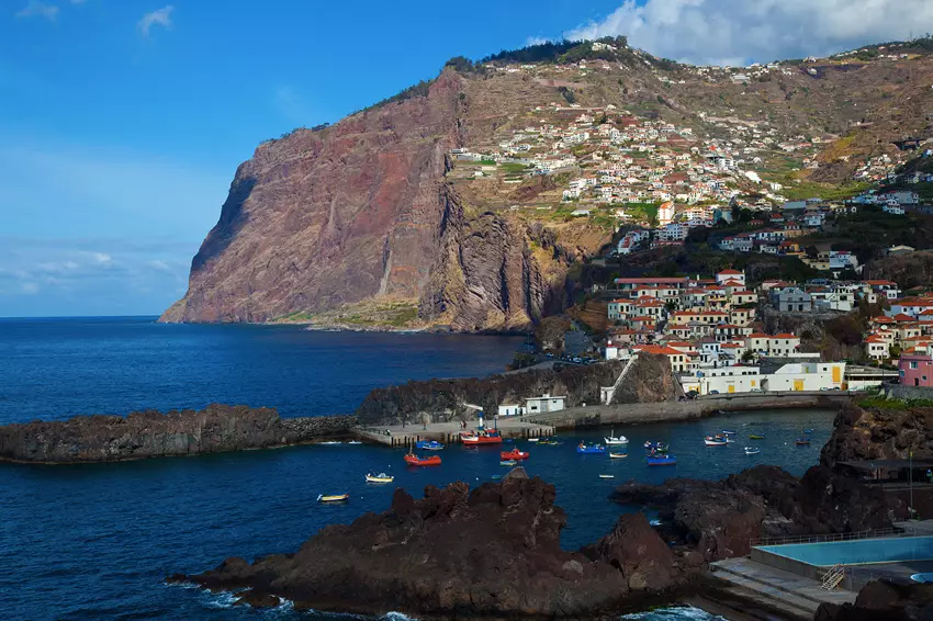 Cabo Girao -krans, Portugal Hierdie steil krans is aan die suidkus van die eiland Madeira geleë. Kaap Girao word beskou as die tweede grootste krans ter wêreld. Sy hoogte is 589 meter. Bo -op die krans is 'n uitkykplank wat toeriste die geleentheid bied om oor die see te "sweef".