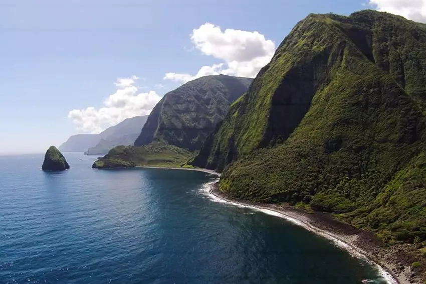 Kalopapa, Hawái En el extremo norte de Molokai, en la península de Kalopapa, se encuentra uno de los lugares más pintorescos de Hawái, el Parque Histórico Nacional de Kalopapa. Una de las perlas del parque son los acantilados marinos de más de 1000 metros de altura. Solo se puede llegar a ellos a pie o a caballo. Por sus esfuerzos, los turistas serán recompensados ​​con una magnífica vista de los paisajes circundantes y el interminable Océano Pacífico.