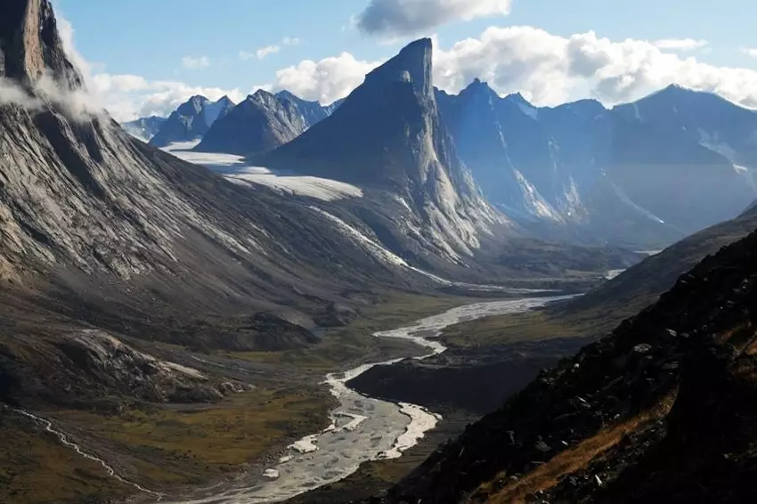 Tor Peak, Canadá Este pico de granito es reconocido como la pendiente vertical más alta del mundo. Se encuentra en el Parque Nacional Auyuittuk en la isla de Baffin. La altura del pico es de 1250 metros y la pendiente del muro es de 105 grados.