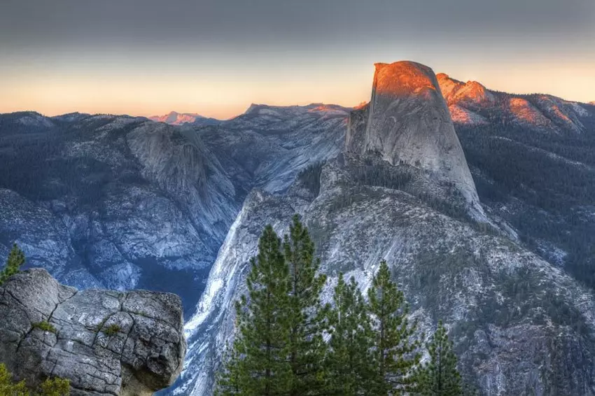 Half Dome, Estados Unidos La roca se eleva 1.450 metros sobre el valle de Yosemite. Consiste en un monolito de granito. Half Dome es uno de los monolitos más grandes de América del Norte, y varias organizaciones suelen utilizar su imagen como logotipo. La vista Half Dome también está impresa en las licencias de conducir de California.