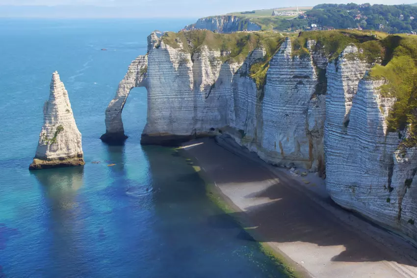 Etretat, צרפת צוקי אטרטאט הפכו לסימן ההיכר של העיר בעלת אותו שם. גובהם נע בין 80 ל -120 מטרים. הטבע חרט בהם כמה קשתות ייחודיות. בשל לובןם יוצא הדופן של סלעי הגיר, ניתן לראות את הסלעים רחוק אל תוך הים.