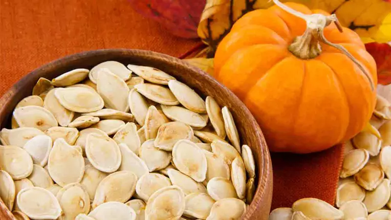 Síolta Pumpkin Próitéin: 5.2 g (10% DV) Snáithín: 5 g (20%) Sinc: 2.9 mg (19%) Maignéisiam: 73.4 mg (18%) Saill: 5 g (8%) Is iad síolta pumpkin an sár-bhia is fearr leo grab ach agus ithe ar an mbealach. Is é an rud is mó atá le cuimhneamh ná go bhfuil neart calraí iontu: tá thart ar 130 calraí agus cúig ghram saille i ngram síolta. Is fearr síolta pumpkin a chócaráil sa bhaile, mar is gnách go mbíonn go leor salainn iontu siúd a dhíoltar i siopaí.