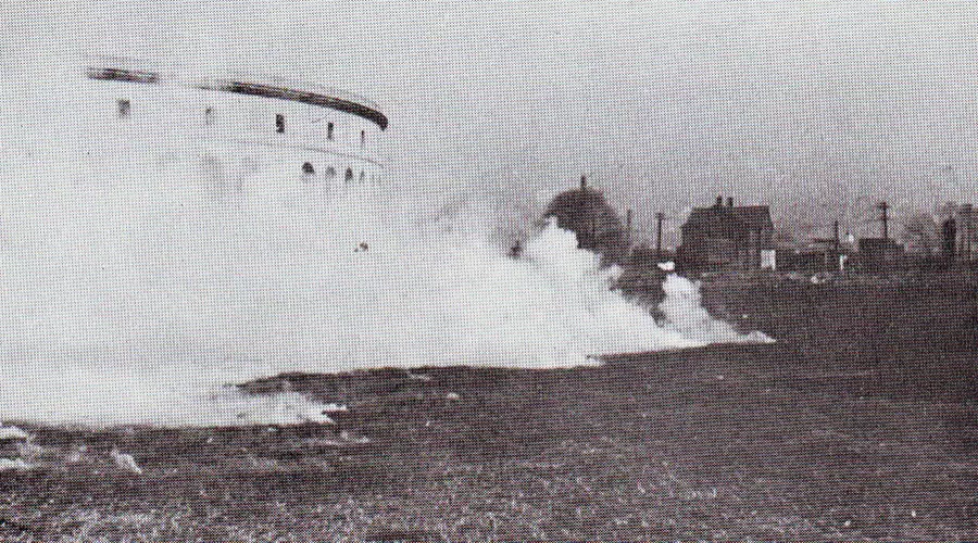 Bás Winged Mar sin, tá an t-am tagtha do na chéad tástálacha. I 1943, ghlac na Meiriceánaigh an trioblóid sráidbhaile lánmhéide traidisiúnta na Seapáine a thógáil sa bhfásach. Chuir díorma ialtóga fáilte roimh an bhfoireann ceannais agus ruaig siad chun catha. Chuaigh gach rud cosúil le hobair clog: bhí na cigirí iontais (agus an Little S. Adams buacach) ag faire agus an kamikaze, crazed tar éis hibernation, rith chun dul i bhfolach faoi na díonta - scrios an tine an sráidbhaile go talamh.