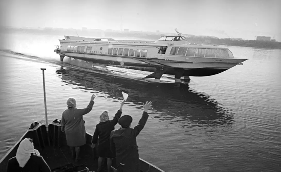 De streamline passazjiersboaten wiene foarsjoen fan hydrofoils. De romp fan 'e "Rocket" stie boppe it wetterpeil, wat de drag signifikant fermindere. Hjirmei koe it skip in yndrukwekkende (sels troch moderne noarmen) 150 km / h ûntwikkelje.