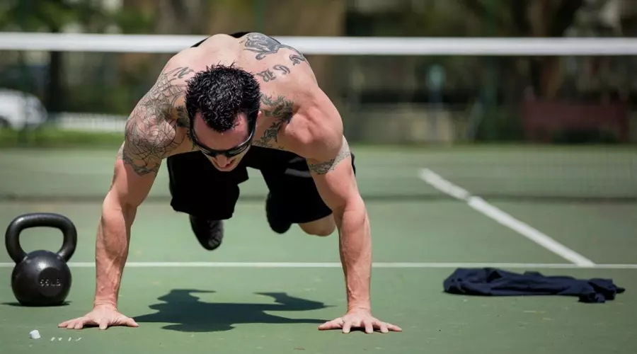 Burpees Molte persone sono pigre e del tutto inutili nell'eseguire i burpees. Questo è uno dei migliori esercizi per bruciare i grassi e accelerare il metabolismo. Inoltre, non richiede alcun simulatore; puoi farlo a casa, invece di caricare. Se sei agli inizi, non è necessario prenderlo subito in giro: nelle prime due settimane basteranno un minuto o due di lavoro continuo.