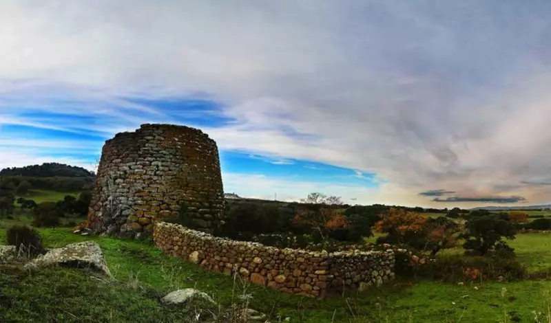 Misteryoso nga Mga Tore Ang mga torre sa ibabaw sa mga bukid sa Sardinia konektado sa mga komplikado nga mga tunnel sa ilawom sa yuta nga gisangkapan sa mga sistema sa pagtipig og pagkaon. Wala gyud masabut sa mga siyentista kung ngano nga kini nga sistema gitukod. Ang makatarunganon nga katin-awan gihatag usab sa karaan nga pilosopo nga si Plutarch, kinsa nangatarungan nga ang mga taga-isla nagtan-aw gikan sa mga tag-as nga tore samtang ang ilang nasud hapit na malunod. Sa ingon, kini nga mga istruktura mahimo nga mao gyud ang mga tore, nga gisangkapan daan sa pagpaabut sa usa ka katalagman.