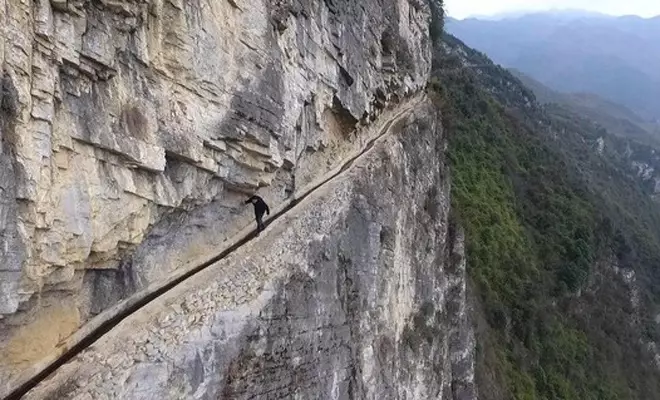 ชายชาวจีนขุดคลองบนเขาสูงชันเพื่อยึดหมู่บ้านของเขาไว้