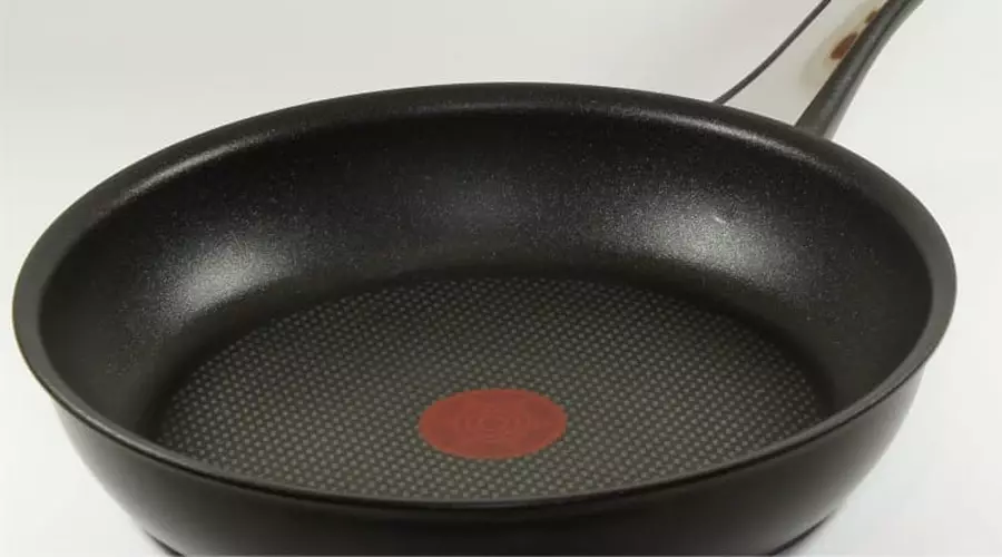 מחבת Non-Stick המחקר של דארה קאס (MD, פרופסור לרפואה דחופה ברונלד או. פרלמן במרכז הרפואי NYU Langone) נערך בשנת 2007. קאס הוכיח כי ציפויים ללא הדבקה מכילים כמויות גדולות של חומצה פרפלואורקפרילית, חומר מסוכן המשפיע על תפקוד בלוטת התריס. מטבע הדברים, לא בטוח להשתמש בכלים כאלה.