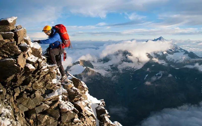 Matterhorn Lleoliad: Y Swistir, yr Eidal. Uchder yr Alpau: 4,478 m Un o'r copaon anoddaf yn yr Alpau i'w ddringo - ystyrir bod ei lethr ogleddol yn anhydrin ac yn dechnegol yr anoddaf i'w goncro. Nid yw eirlithriadau a rhaeadrau mynych yn hwyluso'r esgyniad. Fodd bynnag, ym 1865, gorchfygwyd y Matterhorn ddwywaith ar unwaith. Yn wir, fe syrthiodd y grŵp cyntaf o bedwar o bobl i'r affwys oherwydd cebl wedi torri.