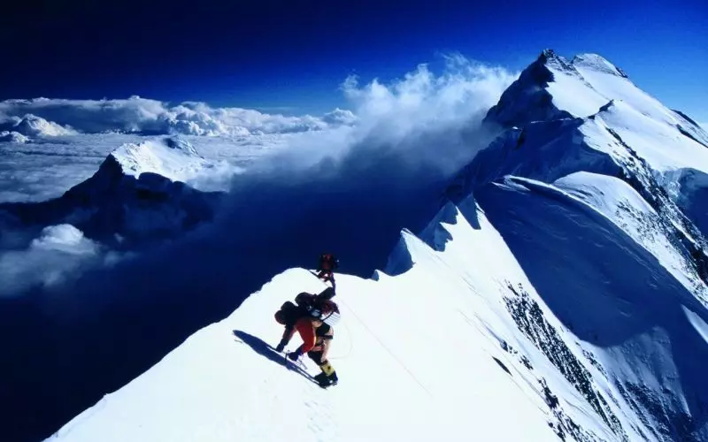 Annapurna Lleoliad: Nepal. Uchder yr Himalaya: 8,091 m Mae'n well disgrifio Annapurna gan eiriau'r dringwr Americanaidd Ed Vitus: “Mae Annapurna yn un perygl parhaus, wedi'i orchuddio'n llwyr â rhew. Un darn mawr o rew gyda rhew yn cronni arno. A'r cwestiwn yw i ba gyfeiriad y bydd y twf nesaf yn troi, ymlaen neu yn ôl. " Mae Annapurna yn cael ei ystyried yn un o'r mynyddoedd mwyaf peryglus. Mae tua 40% o ddringwyr a geisiodd ei goncro yn parhau i orwedd ar ei lethrau.