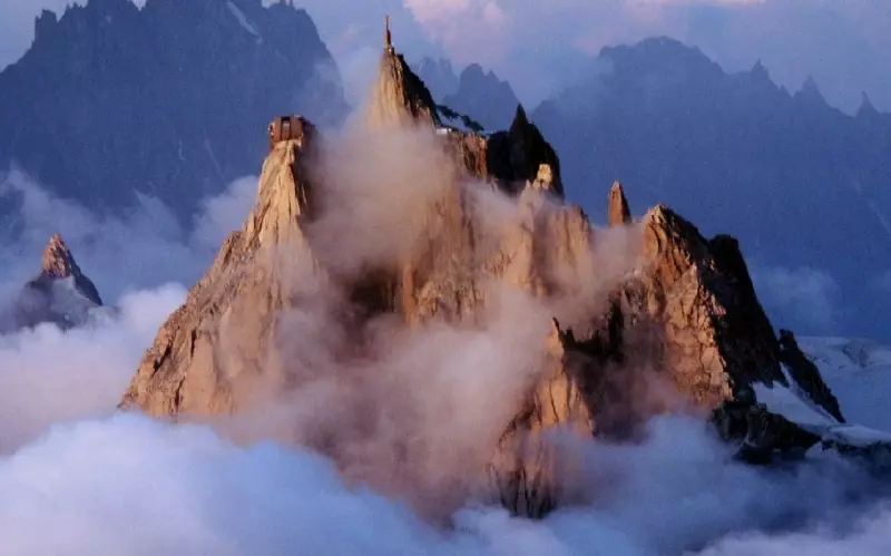 Mont Blanc Helyszín: Franciaország, Olaszország. Alpok magassága: 4695 m A Mont Blanc vagy a Fehér -hegy a hegység legmagasabb tartománya és Európa legmagasabb csúcsa. A hegymászók körében a Mont Blanc -ot nem tartják különösen veszélyesnek megmászni, azonban a sors némi baljós iróniája miatt megdönti a halandósági rekordokat. A hegymászás több mint két évszázados története során a Fehér -hegy lejtői több ezer hegymászó életét követelték - ez a szám még az Everesttől is távol áll.