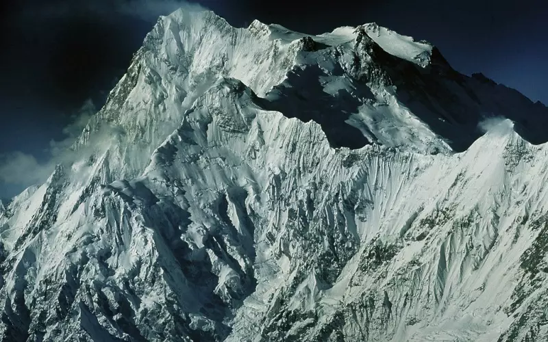 Nanga Parbat Lleoliad: Pacistan. Uchder Himalaya: 8,126 m Cyn i Everest ennill ei boblogrwydd ymhlith dringwyr, Nanga Parbat a ddaliodd y lle cyntaf yn nifer y dringwyr a laddwyd ar ei lethrau. Derbyniodd y llysenw Mount Killer ar ei gyfer. Ym 1953, wrth geisio cyrraedd ei frig, bu farw 62 o bobl ar unwaith. Ers hynny, mae'n debyg, mae'r mynydd wedi diffodd ei syched am waed. Hyd yma, mae marwolaethau wedi gostwng yn sylweddol - i 5.5%.