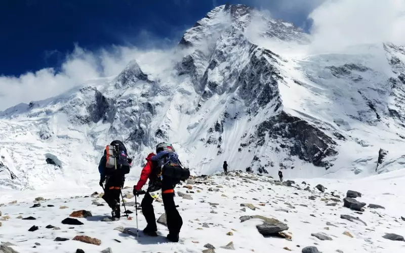 K2 Lleoliad: Pacistan, China. Uchder Himalaya: 8 614 m Mae Mount K2 neu Chogori yn darparu'r amodau mwyaf eithafol ar gyfer dringo. Nid yw'r mynydd hwn yn gwybod unrhyw drugaredd ac nid yw'n maddau camgymeriadau - mae pob pedwerydd dringwr sy'n ceisio dringo i'w ben yn marw. Yn y gaeaf, nid yw dringo yn bosibl o gwbl. Gwnaeth ein cydwladwyr eu cyfraniad at hanes dringo K2. Ar Awst 21, 2007, llwyddodd dringwyr Rwseg i gerdded ar hyd y llwybr anoddaf, ar hyd llethr gorllewinol y copa, a ystyriwyd yn amhosibl tan yr amser hwnnw.