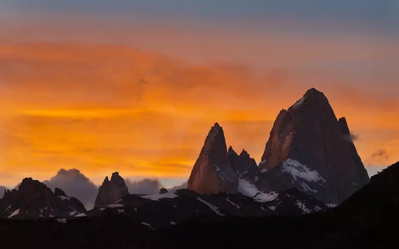 Fitzroy Lleoliad: Yr Ariannin, Chile. Uchder Patagonia: 3 359 m Y copa gwenithfaen mawreddog hwn yw'r copaon mynydd mwyaf anweledig ac un o'r copaon mwyaf peryglus. Ar gyfartaledd, dim ond un esgyniad llwyddiannus sy'n digwydd yma bob blwyddyn. Mae'r dringwr yn wynebu dwy broblem ar unwaith: yn gyntaf, er mwyn dringo i'r brig, mae angen i chi oresgyn darn serth o graig 600 metr o uchder, ac yn ail, gall tywydd garw, a all bara am wythnosau, annog unrhyw awydd i ddringo yn gyffredinol. y creigiau. Yn ogystal, dim ond yn ystod y cyfnod rhwng mis Rhagfyr a mis Chwefror y gellir dringo Fitzroy - misoedd yr haf yn hemisffer y de.