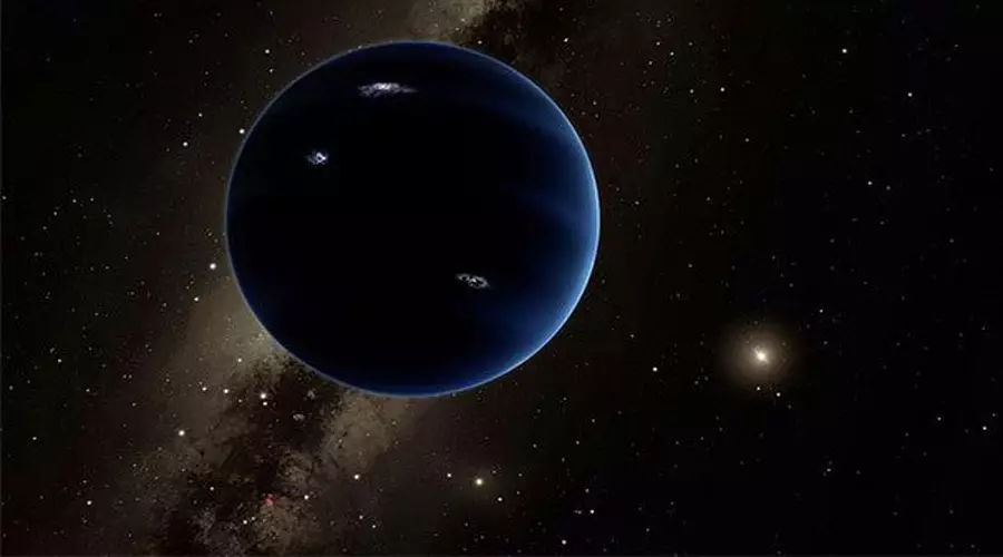 En anere Planéit Am Joer 2016 hunn d'Wëssenschaftler vum California Institute of Technology berechent datt den néngten Planéit bal sécher wäit iwwer de Pluto war. Nodeems d'Beweegung vu Gravitatiounswelle berechent gouf, hunn d'Astronomen och d'Gréisst vun enger méiglecher "Erhuelung" am Sonnesystem verstan. Den néngten Planéit ass ongeféier 15 Mol méi grouss wéi d'Äerd, an et ass nëmmen 240 Billioun Kilometer vun der Sonn vun him ewech.