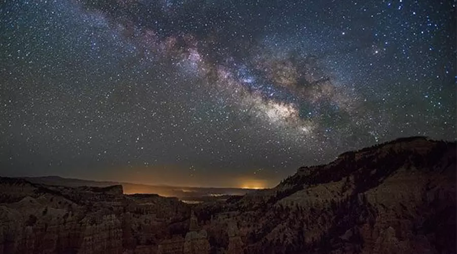 D'Source of Dark Matter Méi kierzlech waren Astronomen a Physiker iwwerrascht ze realiséieren datt eng vun den hellste Galaxien an der Mëllechstrooss, Dragonfly 44, 99% donkel Matière ass. Ausserdeem beschëllegen d'Physiker et souguer "aner" Galaxien ze "attackéieren" - wien weess wéi dës Expansioun op en Enn geet.