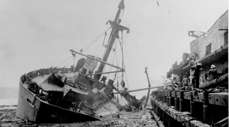 Het begin van de ramp De brandweer arriveerde precies om 9.15 uur ter plaatse. En toen barstte er een explosie van ongekende kracht los. De stoomboot, kapitein, matrozen en brandweer verdwenen in het niets. Naburige schepen werden van ankers gescheurd en aangespoeld. Twee schepen gingen in vlammen op, op wonderbaarlijke wijze verbijsterde overlevenden probeerden te herstellen. Maar dit is waar ons verhaal over Amerika's ergste door de mens veroorzaakte ramp net begint.