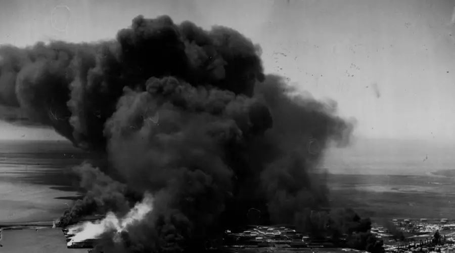 Stad in brand In die tijd was Texas City het centrum van de petrochemische industrie in het zuiden van de Verenigde Staten. De explosiegolf en de stroom gloeiend hete fragmenten van de Grancan zetten de hele stad in een paar minuten in brand. Omdat ze de omvang van de ramp niet begrepen, grepen mensen naar alles en probeerden ze de brand het hoofd te bieden. Brandweerlieden uit naburige steden werden naar de plaats van de ramp getrokken en op zijn minst om 23.00 uur hadden ze de belangrijkste branden vernietigd.