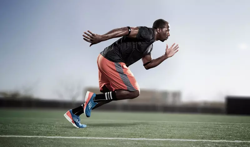 Running Fast Sprint è un'ottima pratica per chiunque prenda sul serio la bellezza del proprio corpo. Un brusco strappo alla partenza e la velocità massima per tutta la distanza (cento o duecento metri sono abbastanza) coinvolge quasi tutti i muscoli. Idealmente, l'allenamento viene eseguito meglio a intervalli, alternando sezioni a velocità standard con accelerazioni brusche.