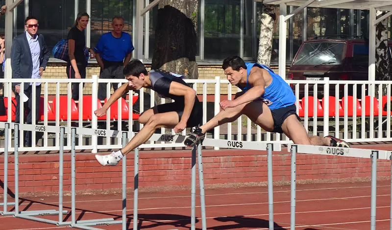 Over hindernissen springen Lopen met hindernissen is een vrij moeilijke sport. Hier is het niet alleen nodig om de snelheid van de vijand te bewaken, maar ook om alle krachten tijdig te verzamelen voor een scherpe sprong over de volgende barrière. Training moet worden opgenomen in uw wekelijkse programma: hordenlopen maakt uw benen sterk, versnelt uw stofwisseling en ontwikkelt het uithoudingsvermogen aanzienlijk.